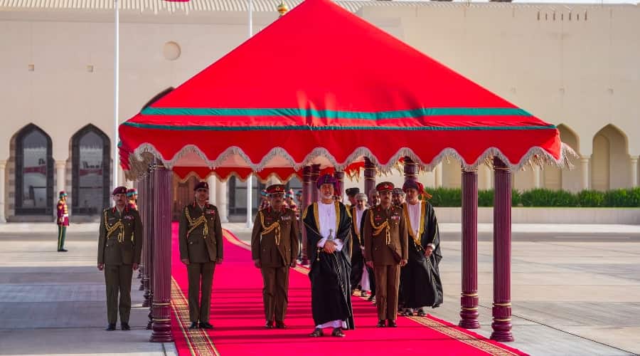 In pictures: His Majesty welcomes UAE President Sheikh Mohamed to Oman ...